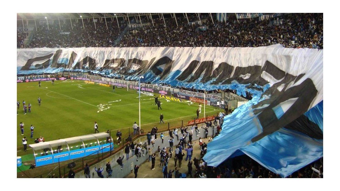 Prohibieron el ingreso a todos los estadios al líder de la barra de Racing