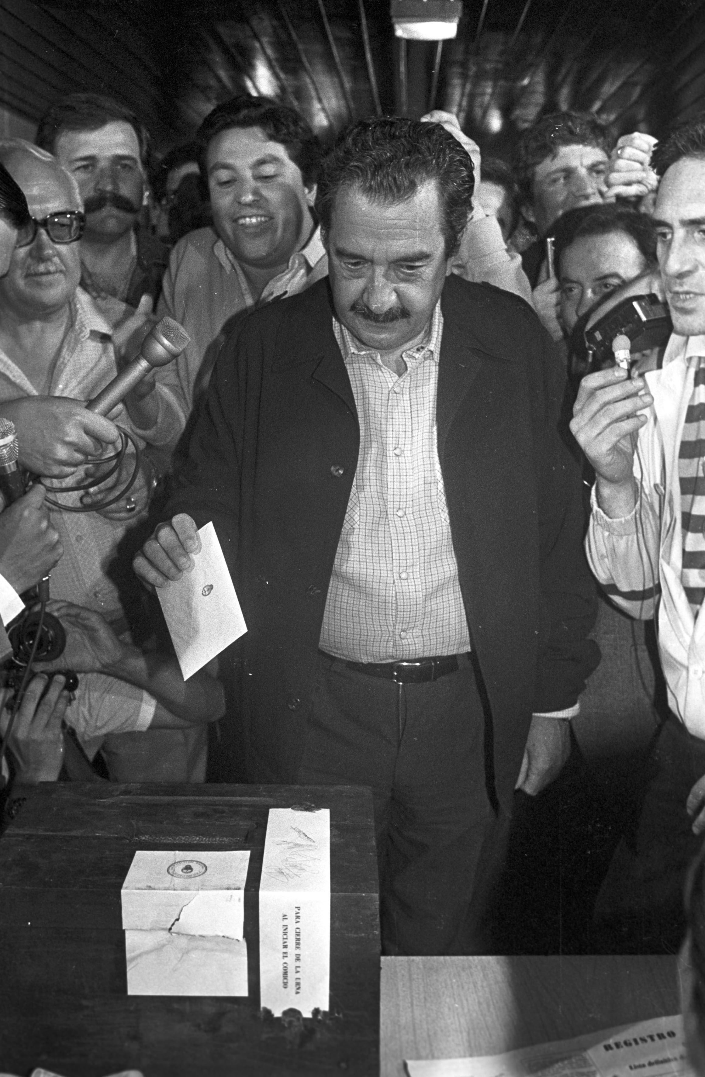 Se cumplen 36 años del triunfo de Alfonsín | Alfonsín, democracia ...