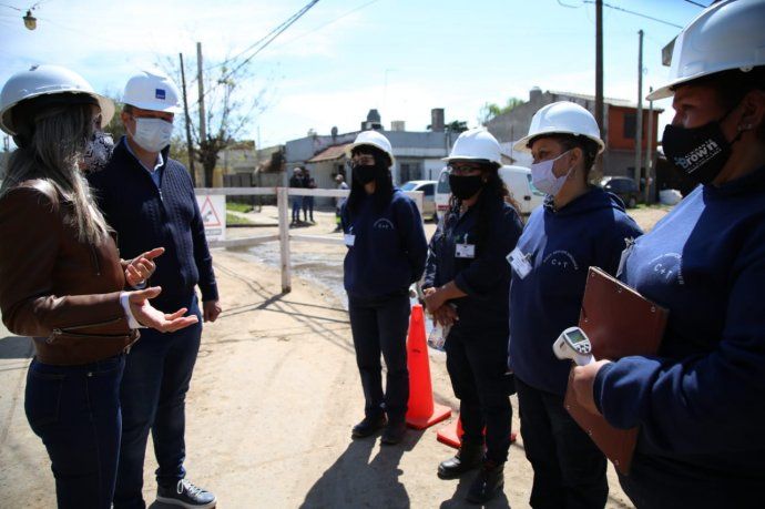 Malena Galmarini y Mariano Cascallares recorrieron una obra de cloaca en Almirante Brown