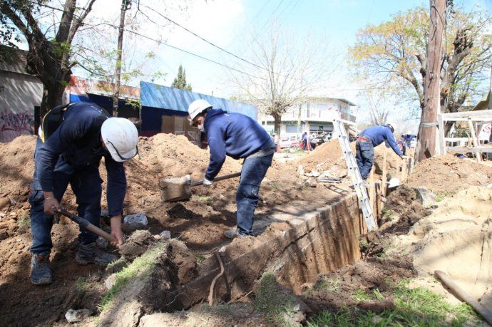 Malena Galmarini y Mariano Cascallares recorrieron una obra de cloaca en Almirante Brown