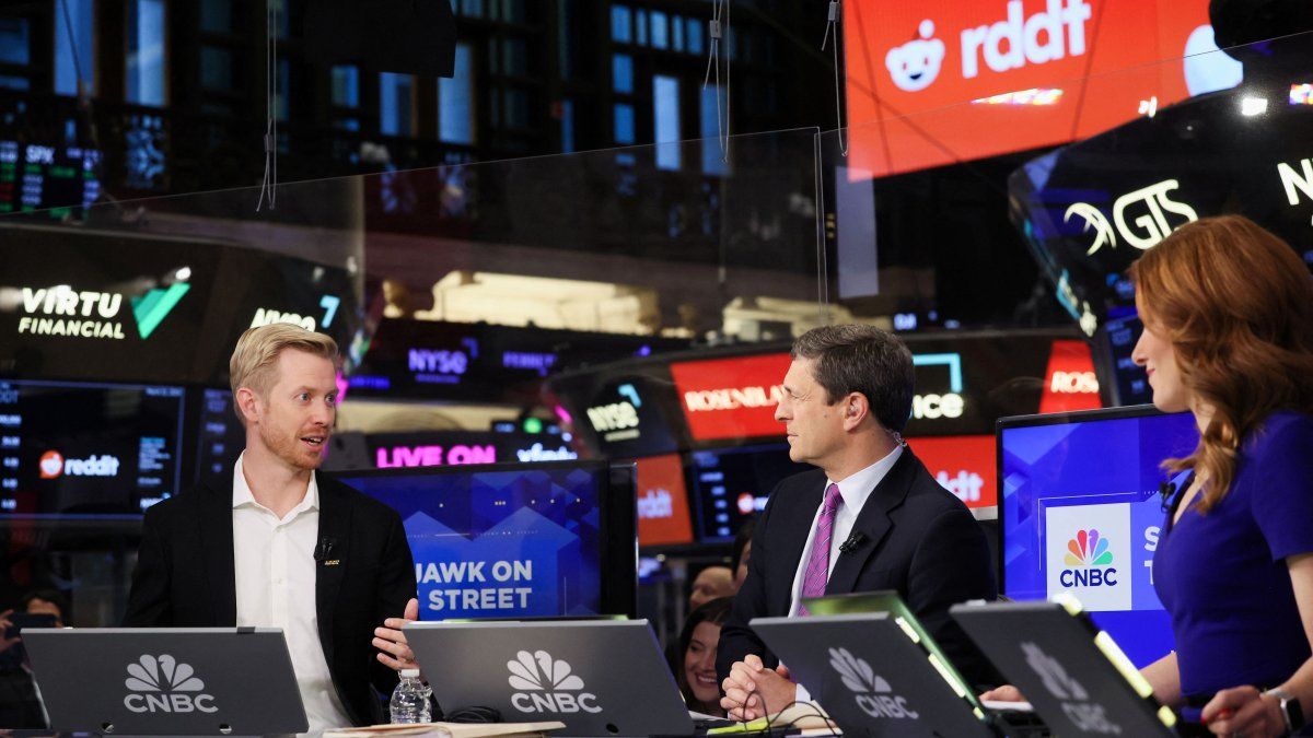 Reddit tuvo un debut soñado en Wall Street: sus acciones escalaron casi 50% por arriba de su ...