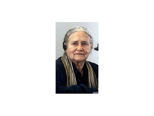 La novelista británica Doris Lessing ganó Nobel de Literatura