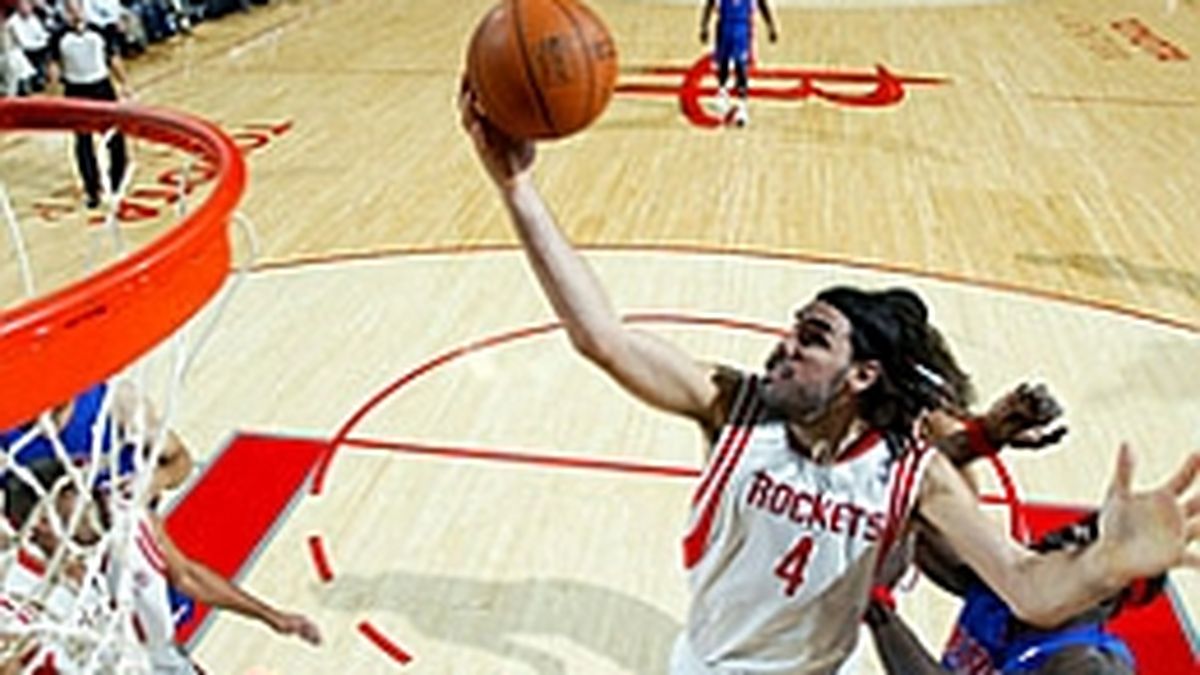 Scola tuvo su gran noche y Houston venció a Detroit
