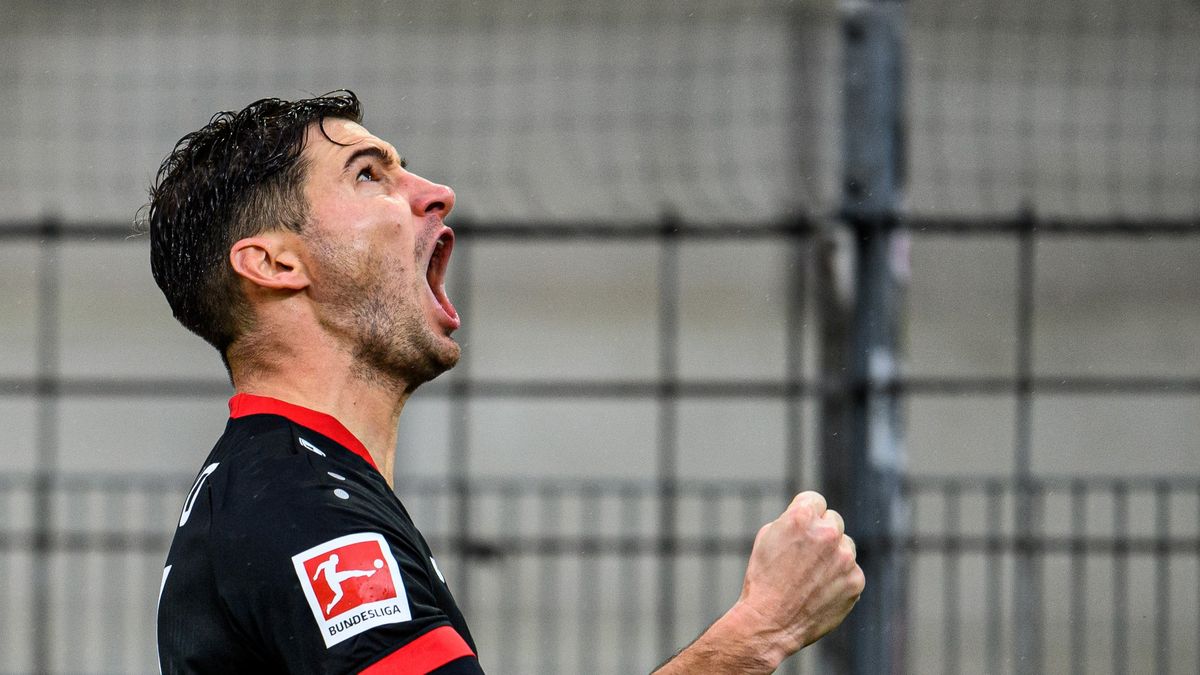 Bayer Leverkusen quiere blindar a Alario