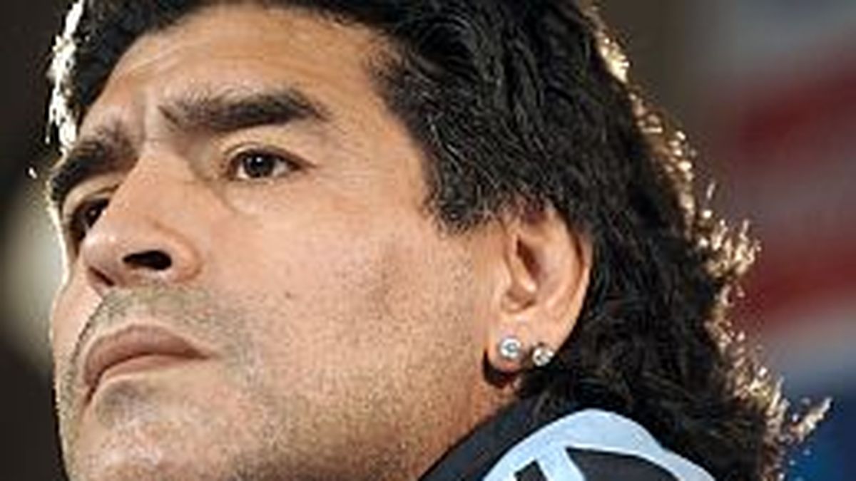 Hoy rematan los aros confiscados a Maradona