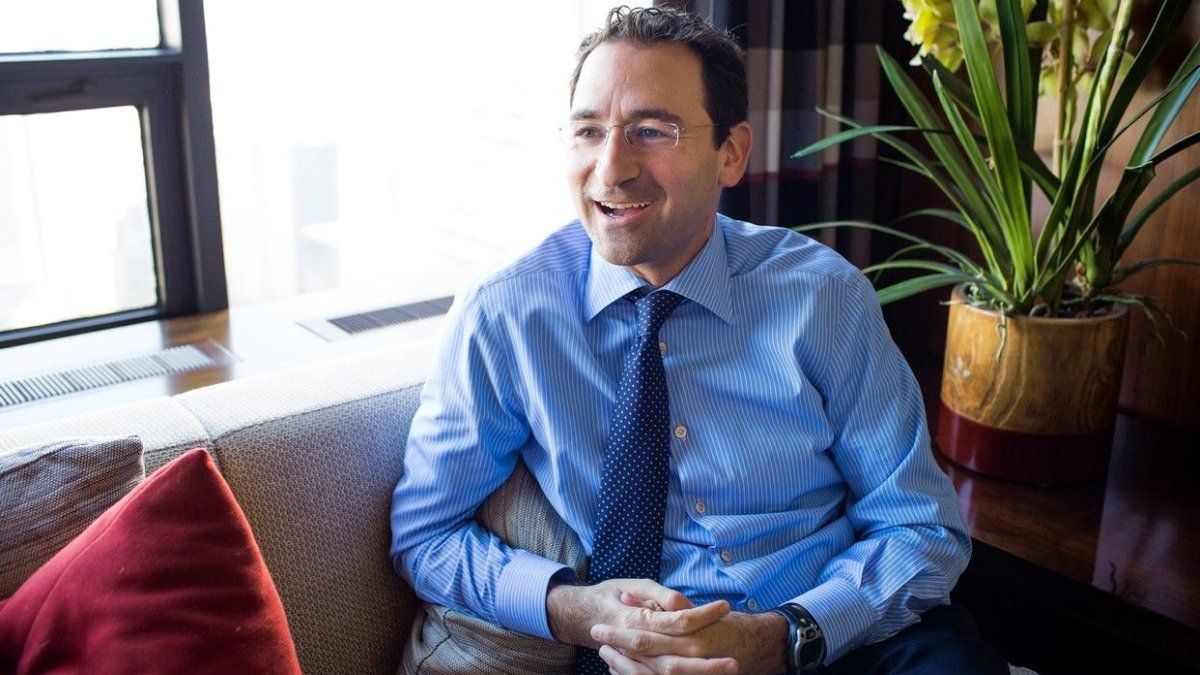 Pasó de ser un simple empleado a presidente de una firma ...