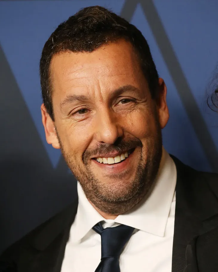 De cuánto es la fortuna de Adam Sandler, el reconocido actor por sus películas de comedia familiar