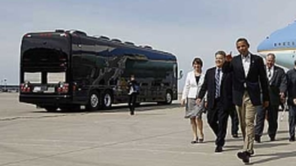 De gira en bus, Obama intenta mejorar su imagen con vistas a las elecciones