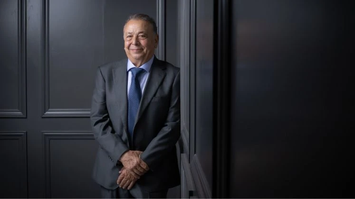 De cuánto es la fortuna de Francisco Ochoa, el dueño de El Pollo Loco