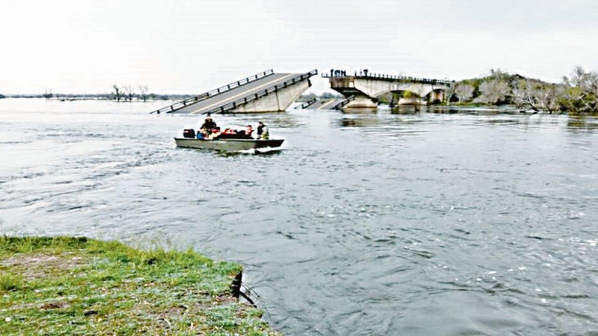 Puente derrumbado: auto cayó al agua y hay un desaparecido