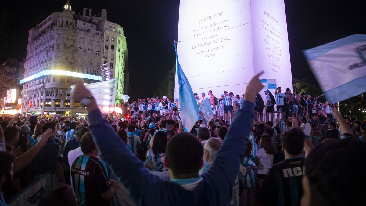 Los hinchas festejaron en el Obelisco y en las redes, con los ya ...
