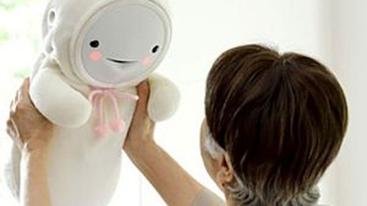 Japón: lanzan bebé robot para acompañar a ancianos