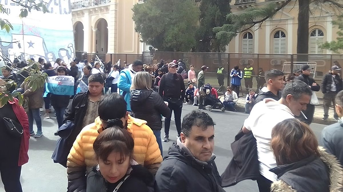 Con fuerte repudio, se aprobó en Salta una ley para regular la protesta ...