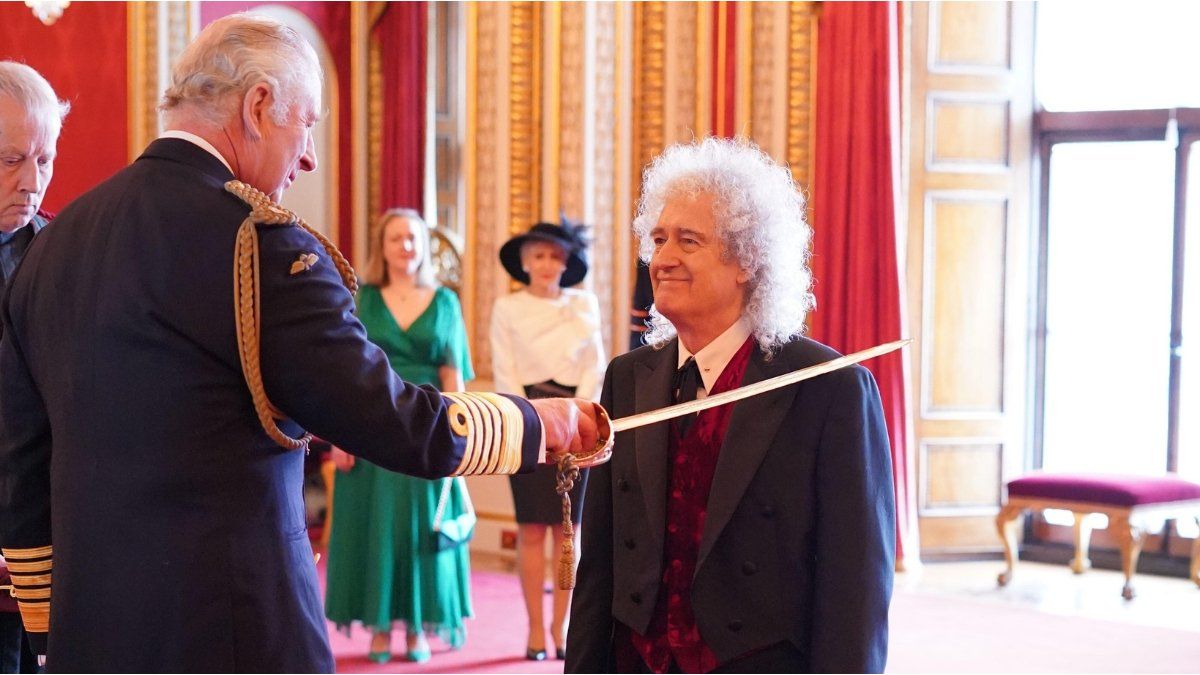 Brian May fue nombrado caballero por Carlos III