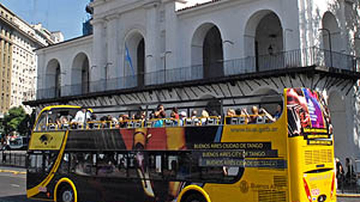 Inauguran bus turístico que visita atracciones porteñas