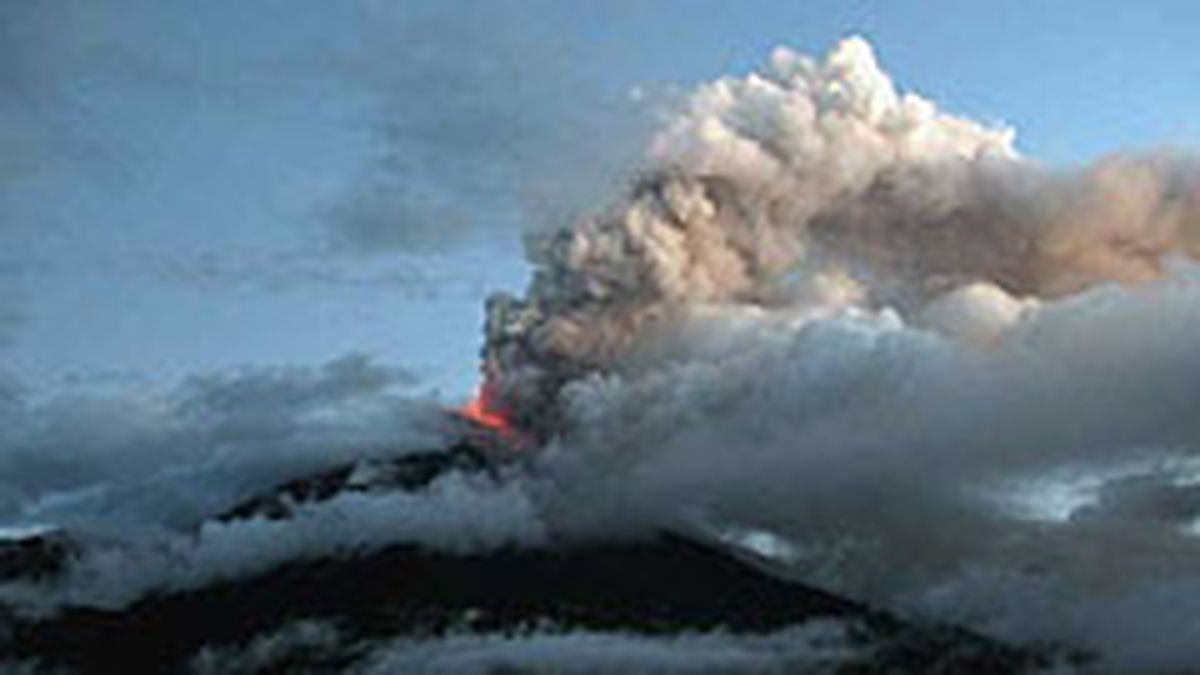 Erupción en volcán de Colombia obliga a evacuar a 3 mil personas