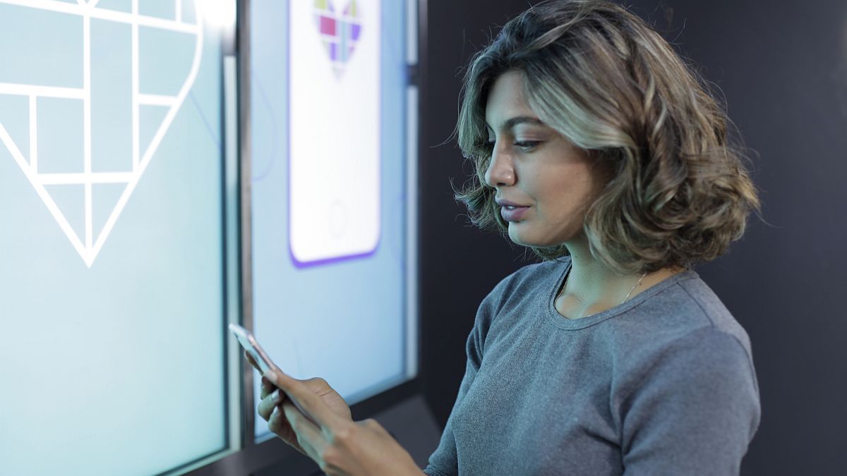 Cómo es la primera tienda inteligente de la Argentina atendida por robots