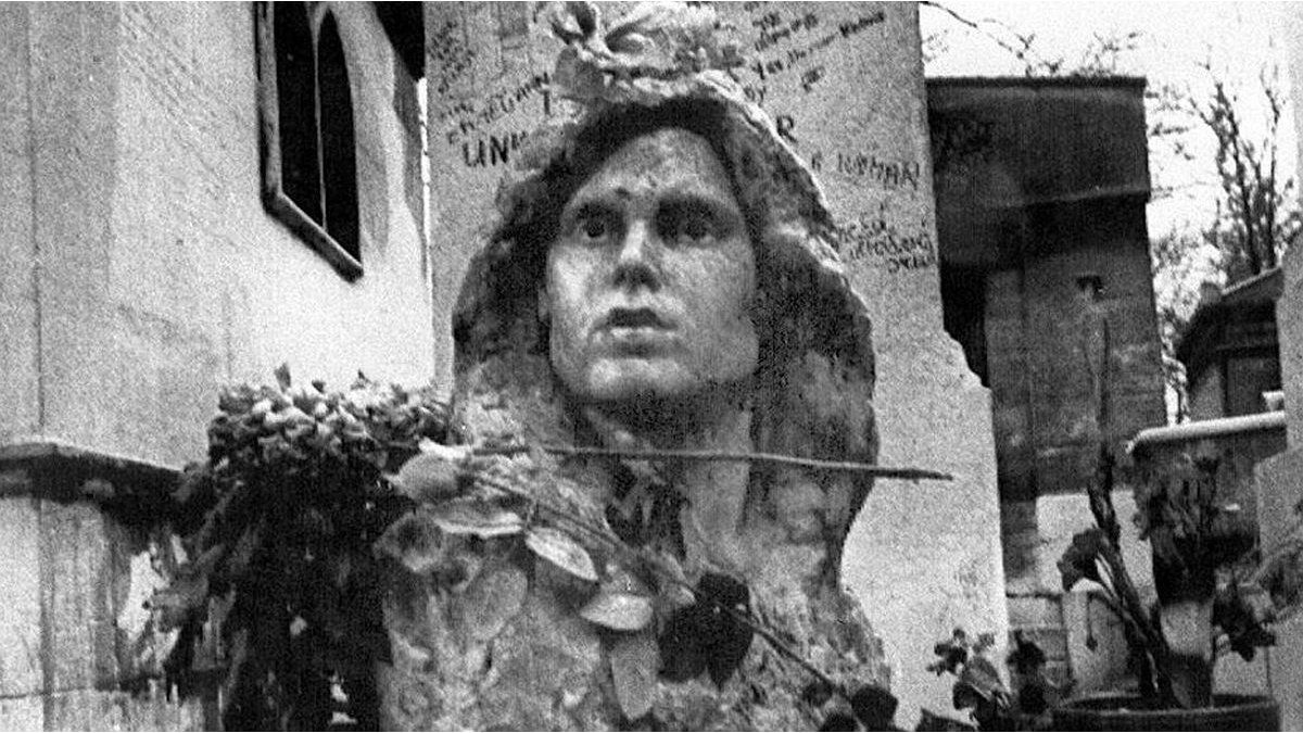 Apareció el busto robado de la tumba de Jim Morrison tras 37 años: lo hallaron por casualidad