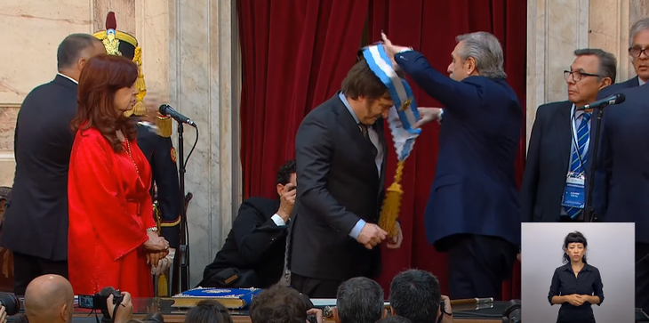 El momento en que Alberto Fernández le puso la banda y le entregó el ...