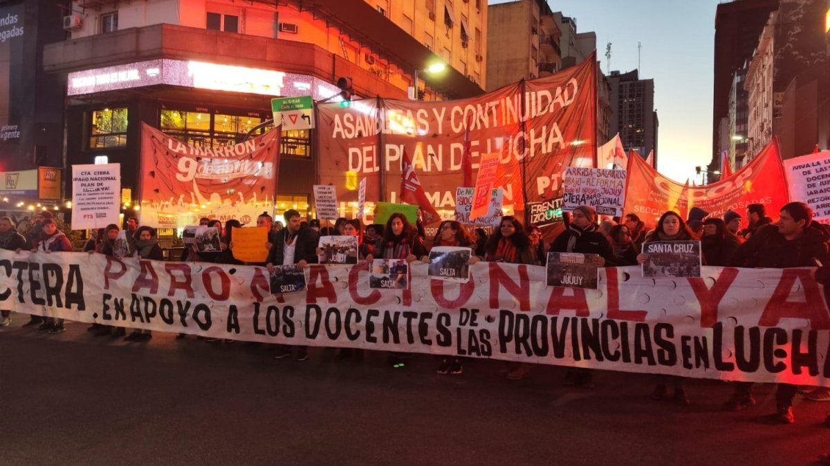 Paro docente: comenzó la protesta con corte de tránsito en el Obelisco