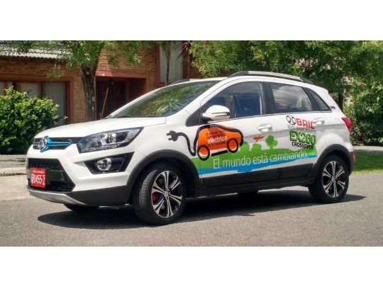 Cómo es manejar el primer auto eléctrico que se vende en Argentina