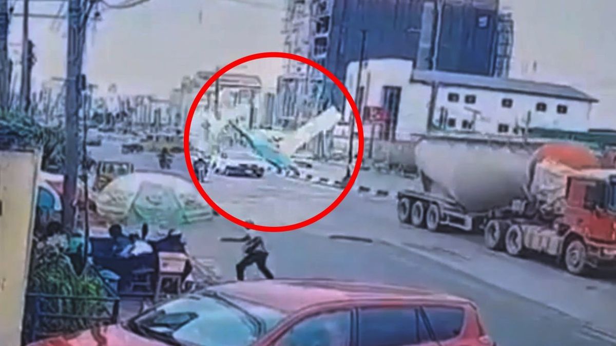 Terror en Nigeria: una avioneta se estrelló en plena calle y sus ...