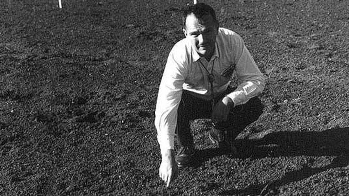 La historia de Eugene Shoemaker, el único ser humano enterrado en la Luna