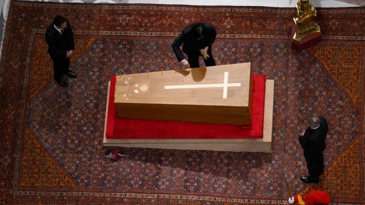 The Vatican sealed the coffin of Pope Francis and this Saturday will be ...