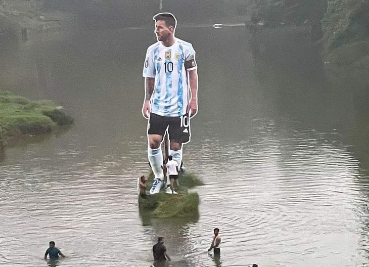 Colocaron una gigantografía de Lionel Messi en un río de La India