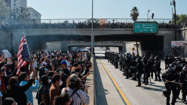 Declararon toque de queda en el centro de Los Ángeles por las protestas ...