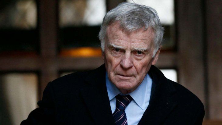 Murió Max Mosley, el polémico expresidente de la FIA que cayó por una ...