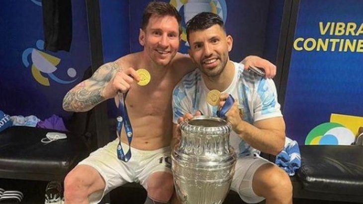 La foto del desahogo de Lionel Messi y Kun Agüero con la Copa América La foto del desahogo de Lionel Messi y Kun Agüero con la Copa América