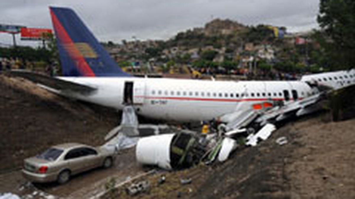 Se estrelló un avión con 192 pasajeros después de aterrizar en ...