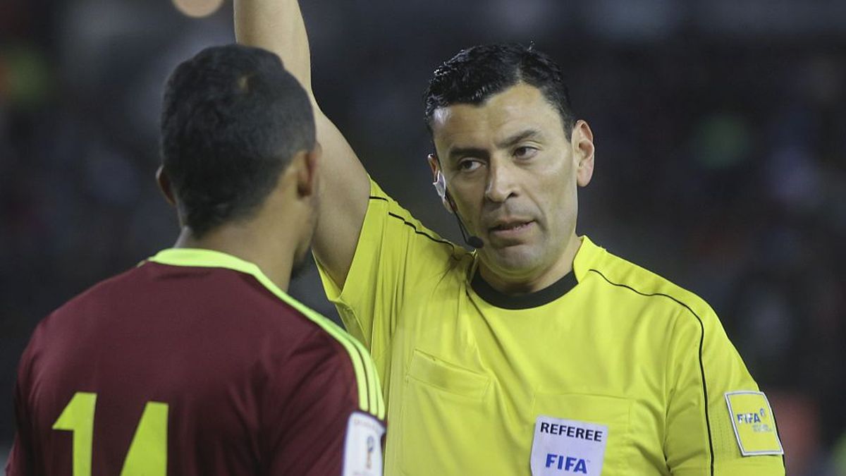 El chileno Tobar dirigirá la primera final entre Boca y River