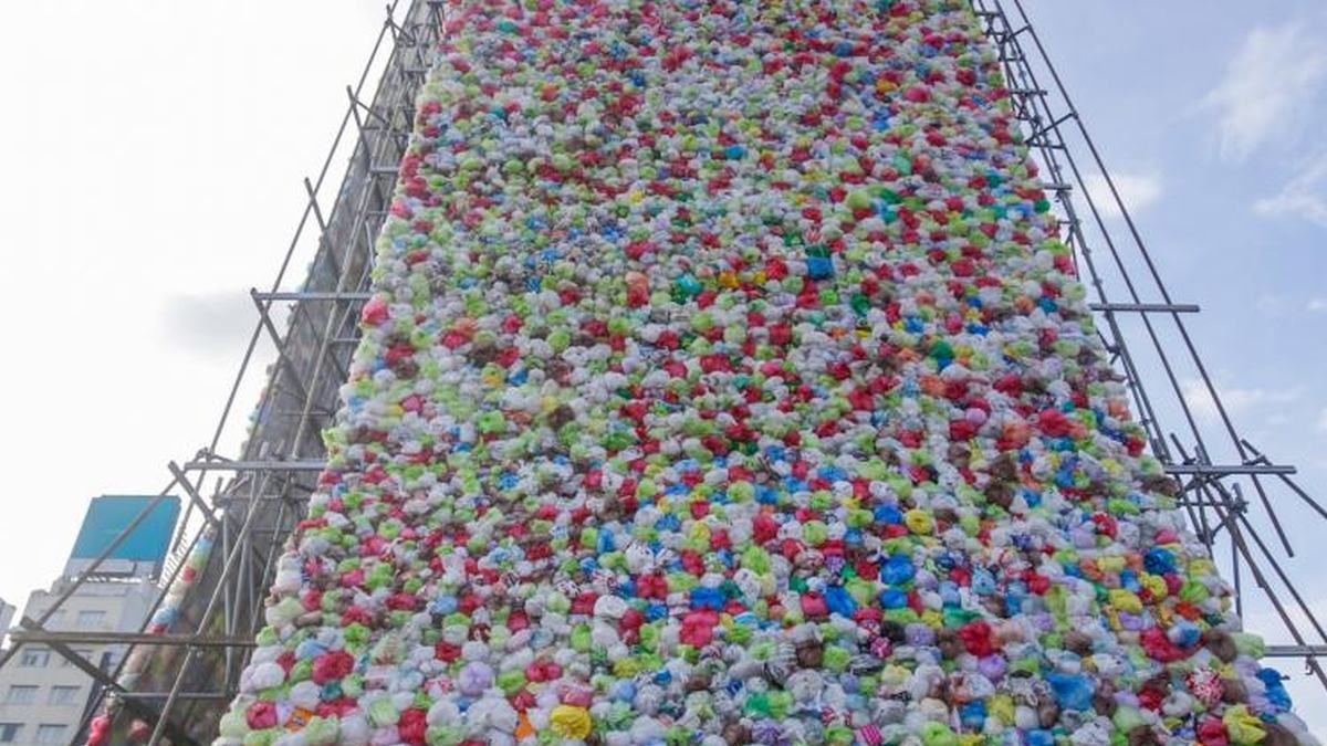 ¿Por qué el Obelisco está cubierto de bolsas de basura?