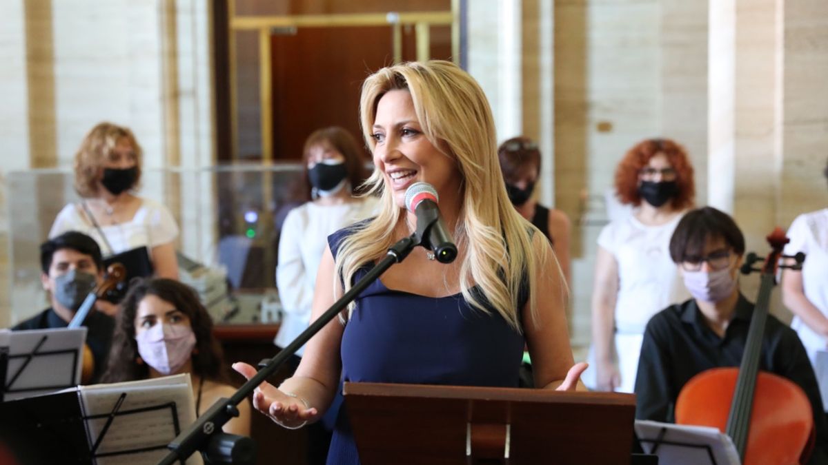 Fabiola Yañez gestionó la entrega de becas para capacitaciones a ...