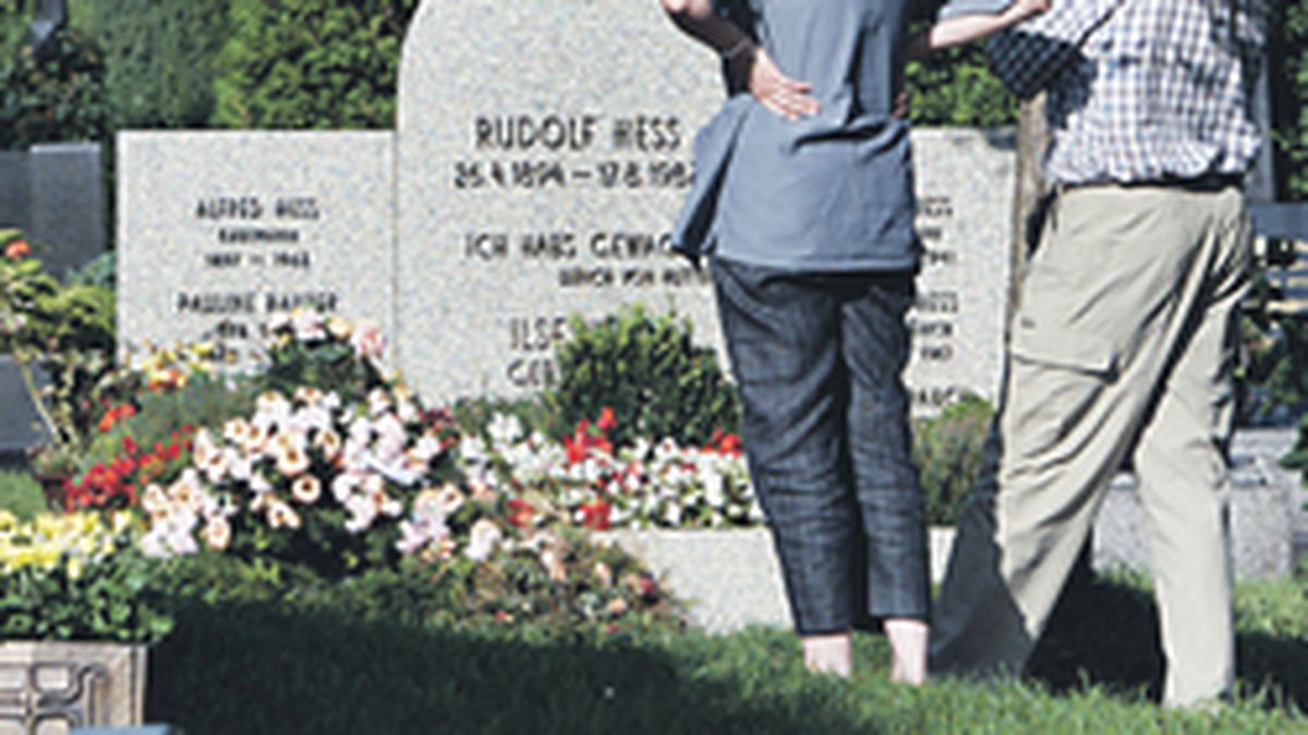 Levantan tumba de Hess, convertida en santuario nazi