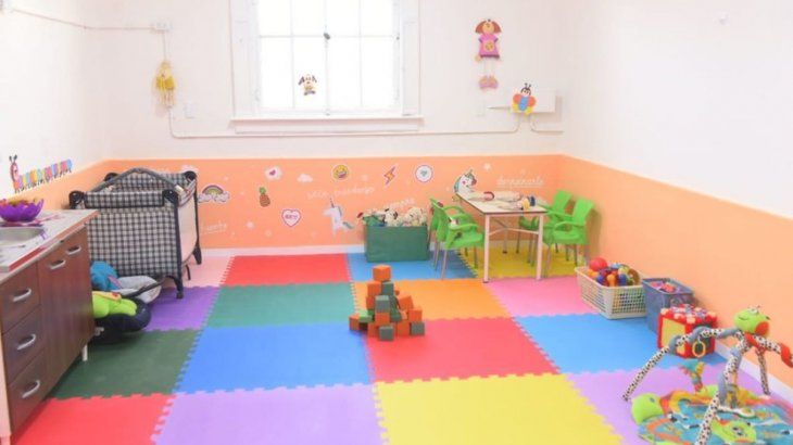 Salas maternales en escuelas secundarias para que madres y padres ...