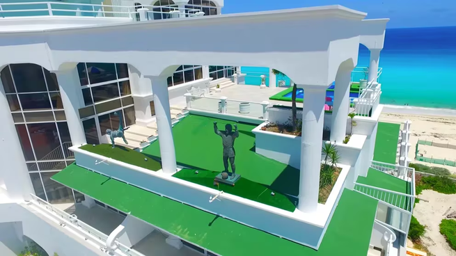 Albercas al pie de la playa, piscina en la terraza y estatuas en su ...