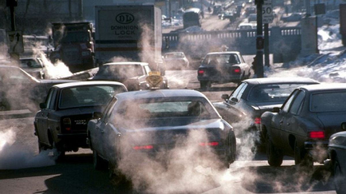 El humo de los coches puede causar infelicidad