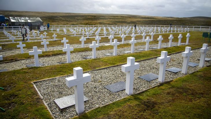 Relatives of those killed in the Malvinas returned to the island after ...