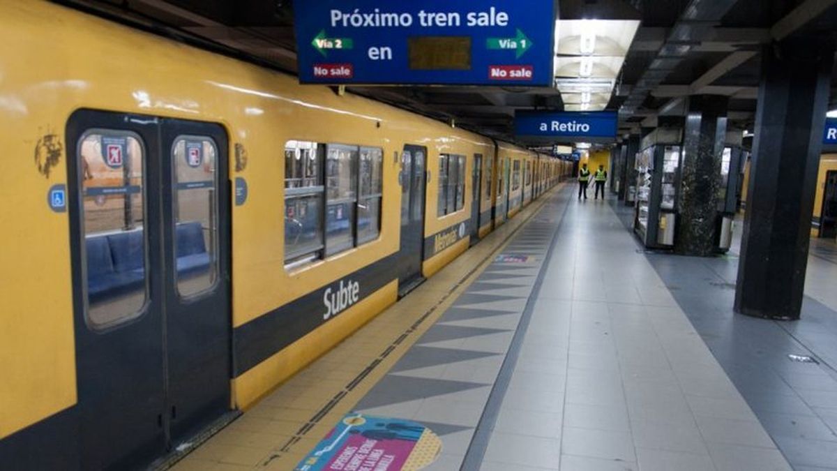 Trabajadores del subte liberan molinetes en estaciones cabeceras