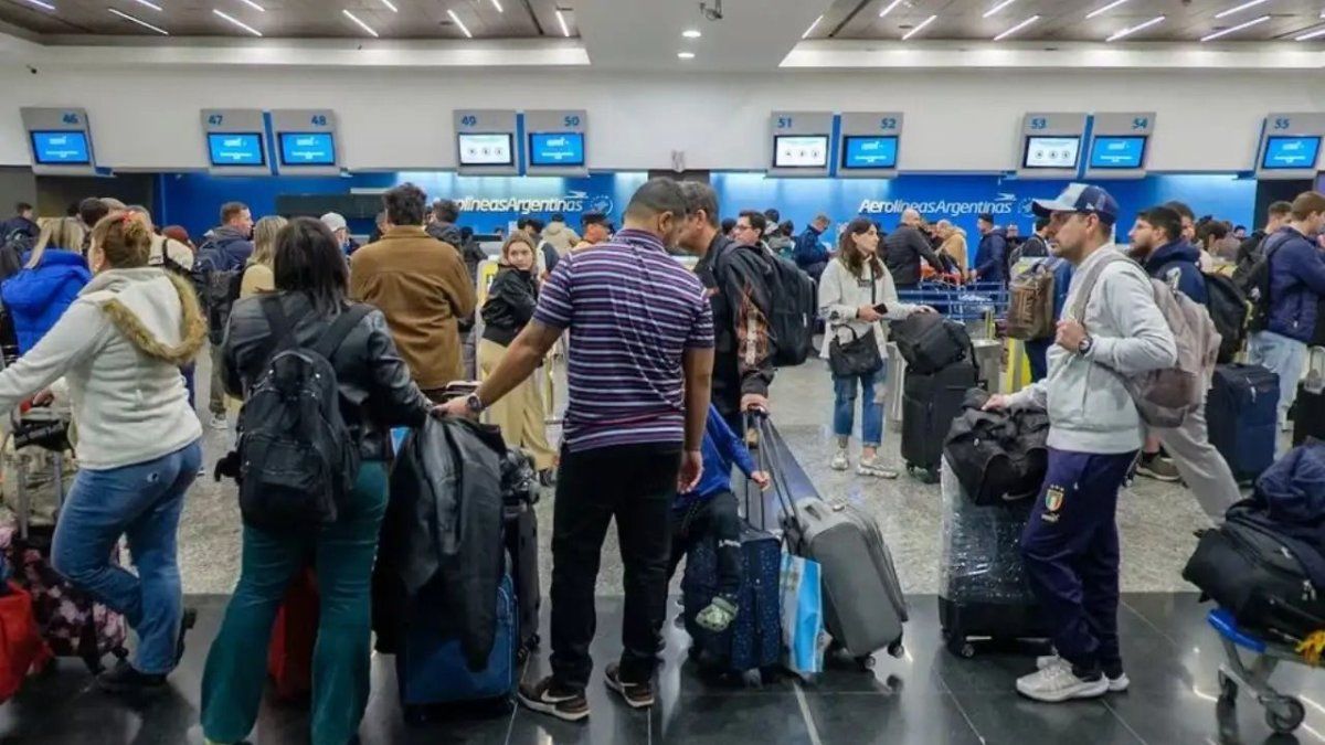 Paro de controladores aéreos afectó a más de 12.000 pasajeros y los gremios analizan nuevas ...