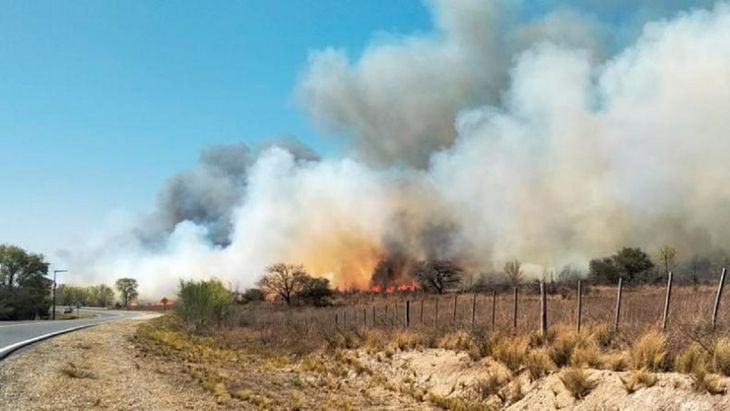 Incendios en Córdoba: los vientos complican el trabajo de los bomberos