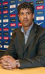 Rijkaard se perfila como sustituto de Scolari en Chelsea