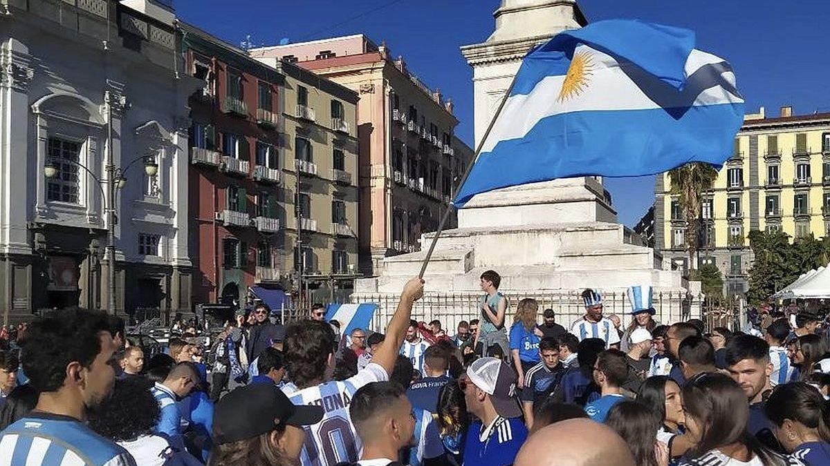 La locura es total: Nápoles, copada por el banderazo argentino