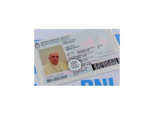 En el Vaticano, el Papa renovó su DNI y el pasaporte argentino