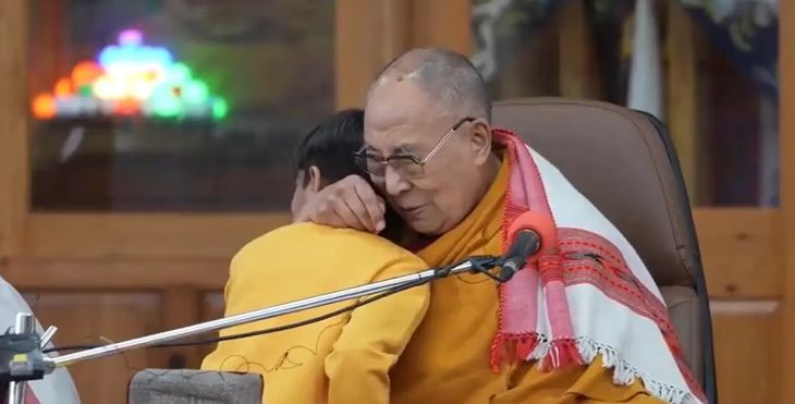 El Dalai Lama besó en la boca a un niño y las imágenes causaron indignación