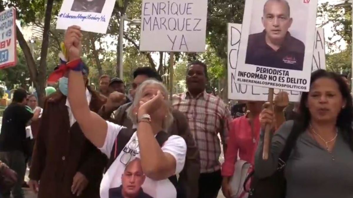 Expectations for the release of political prisoners; relatives gather ...