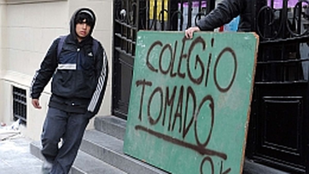 Levantaron toma del Otto Krause, pero siguen en otras tres escuelas